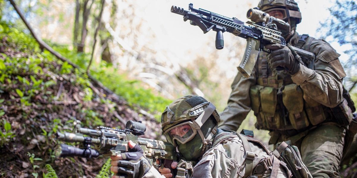 ภาพนายทหารสุ่มยิงในสงครามที่ป่า ภาพทหาร ทหารต่างชาติ